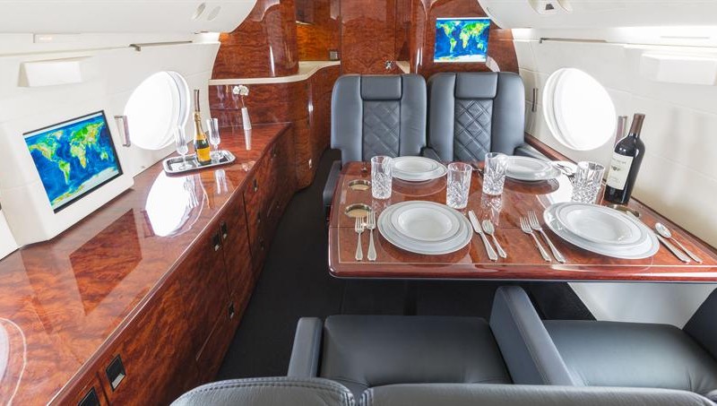 Private jet van Dan Bilzerian van binnen bekijken